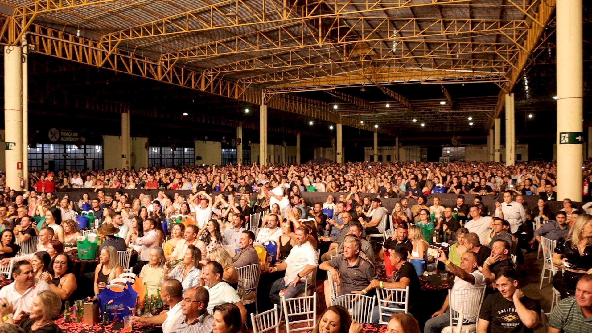 Leonardo arrasta multidão em show no Centro de Eventos Ismael Sperafico ...