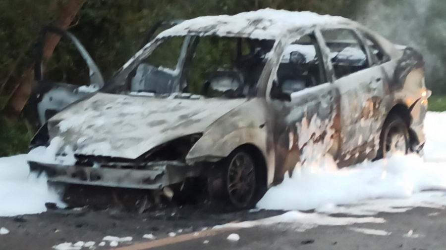 Ford Focus fica completamente destruído após pegar fogo na Rodovia BR ...