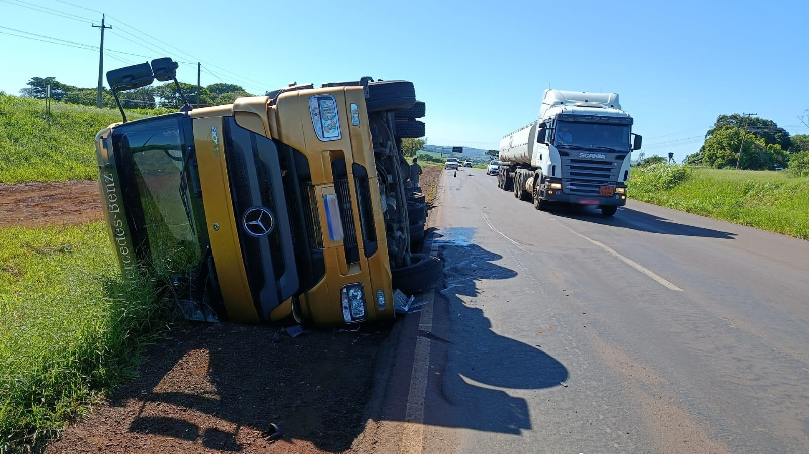 Carreta tomba na BR-163 em Toledo após motorista cochilar ao volante