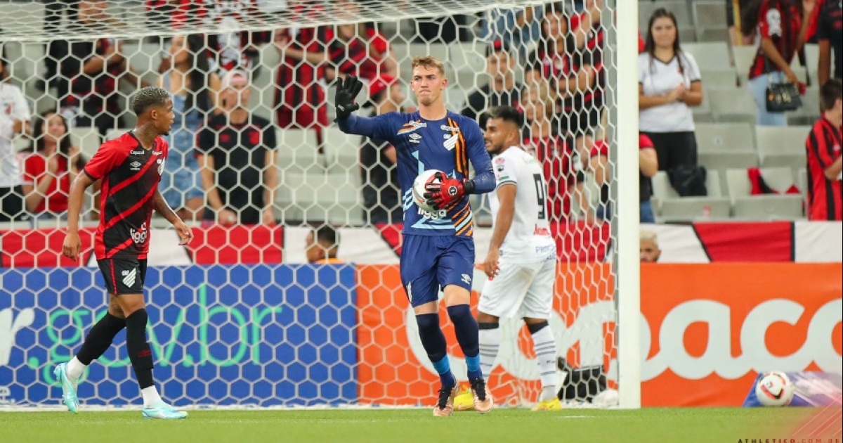 Goleiro toledano, Léo Linck estreia na Arena da Baixada como goleiro do ...